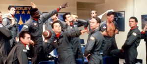 HOT SHOTS (Critique) – Les Chroniques de Cliffhanger & Co